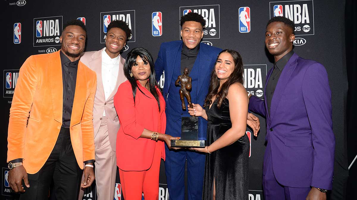 公鹿簽下 Alex Antetokounmpo 寫下 NBA 歷史，三兄弟同隊效力，籃球地帶探討 No Look Pass。 - PressMega